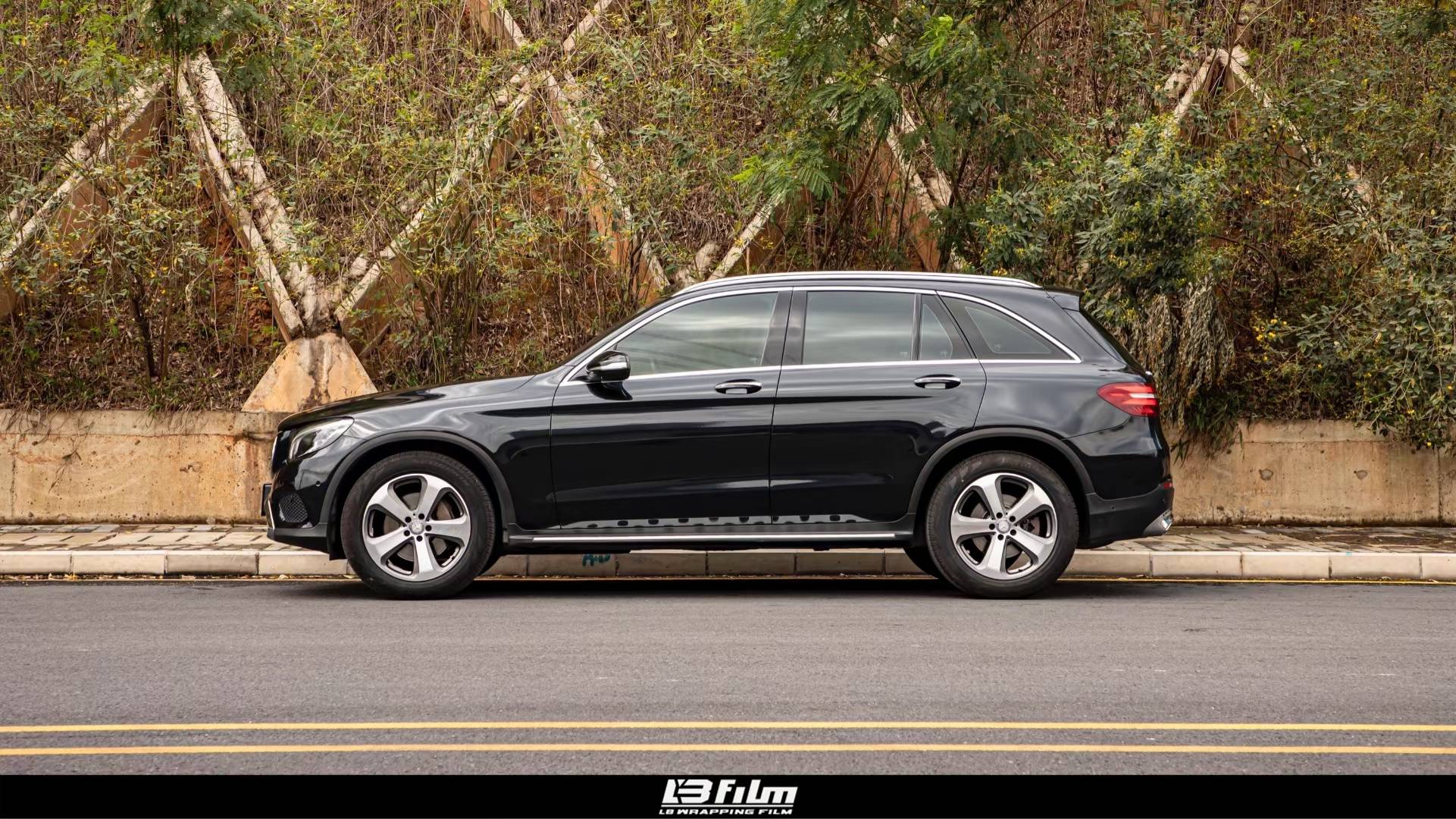 奔驰glc260-LB改色膜珠光黑，光之魅影 优雅而不羁_搜狐汽车_搜狐网