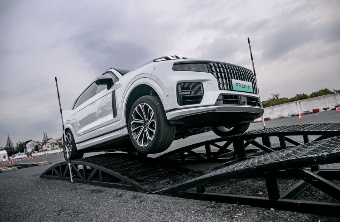 30万出头买全场景SUV 你会选领克09EM-P吗？_搜狐汽车_搜狐网