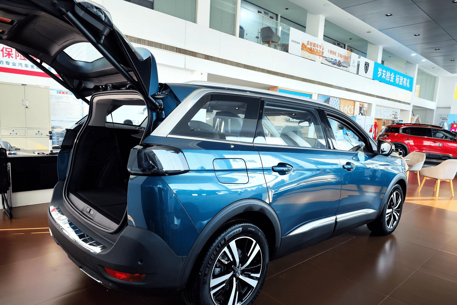 换上新logo 价格更亲民 实拍新款标致5008_搜狐汽车_搜狐网