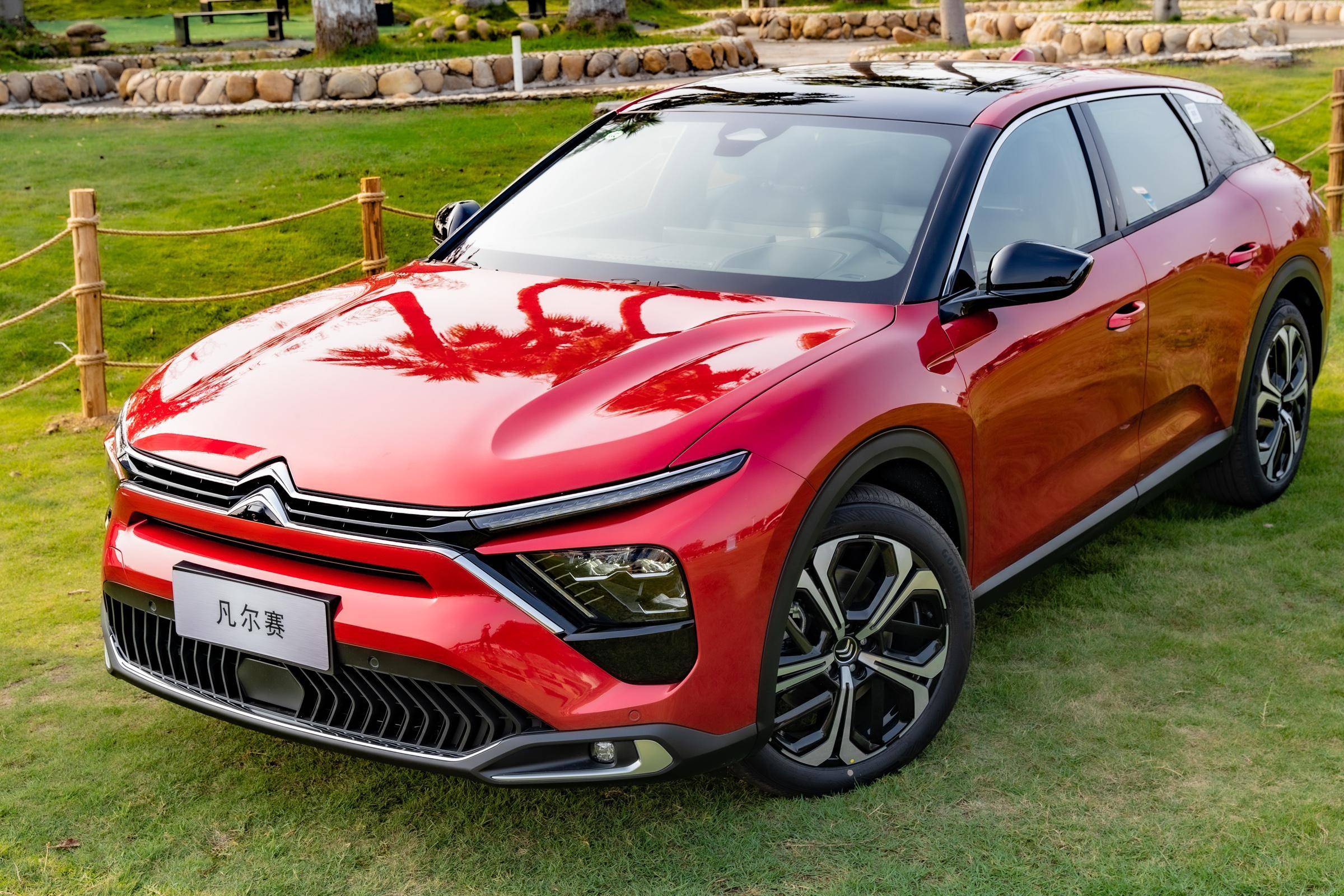 凡尔赛C5X：14.37万起售，标配19寸大轮毂，1.6T+8AT，造型惹人爱_搜狐汽车_搜狐网