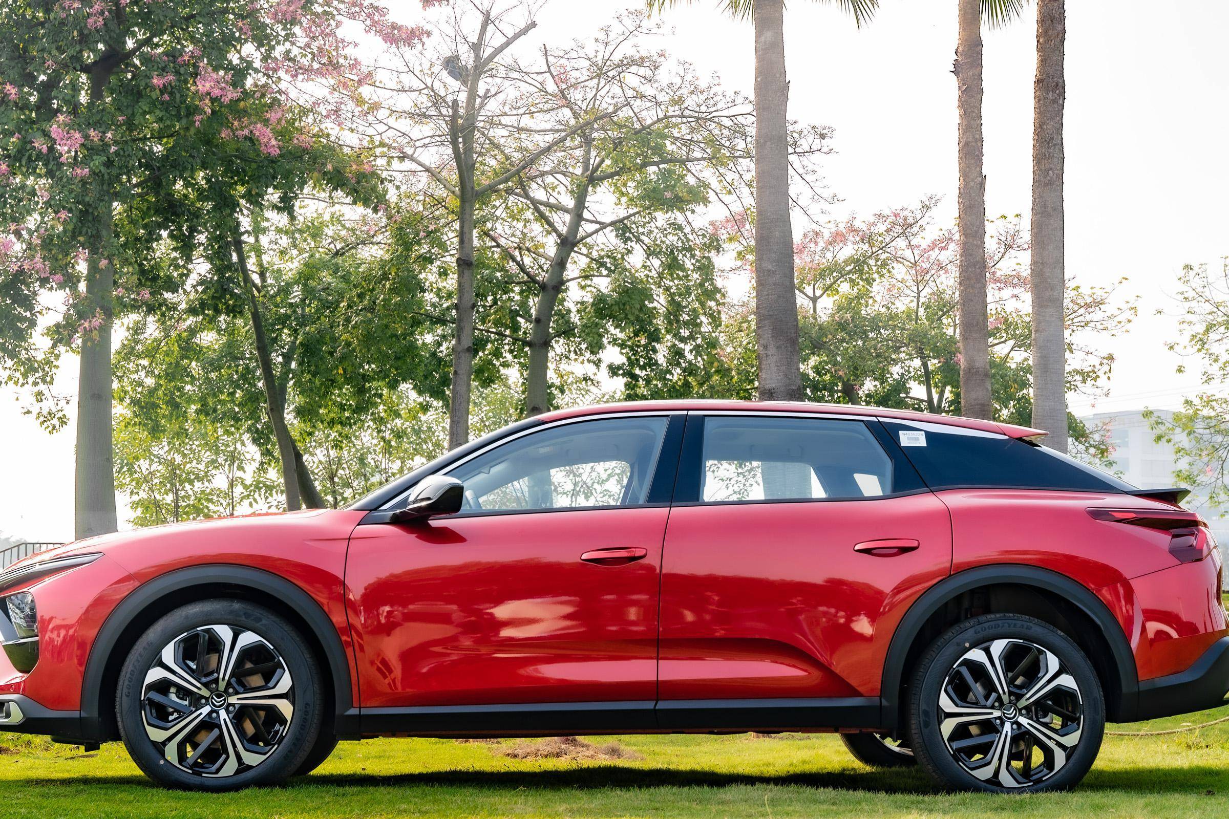 凡尔赛C5X：14.37万起售，标配19寸大轮毂，1.6T+8AT，造型惹人爱_搜狐汽车_搜狐网