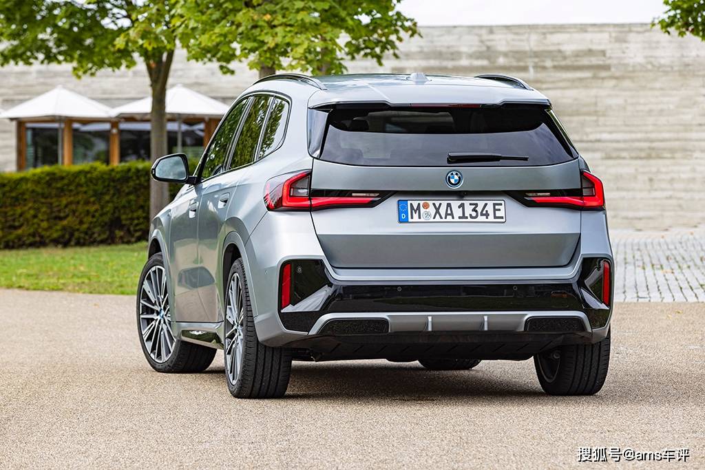 熠熠生“灰”： BMW X1 和 BMW iX1_搜狐汽车_搜狐网