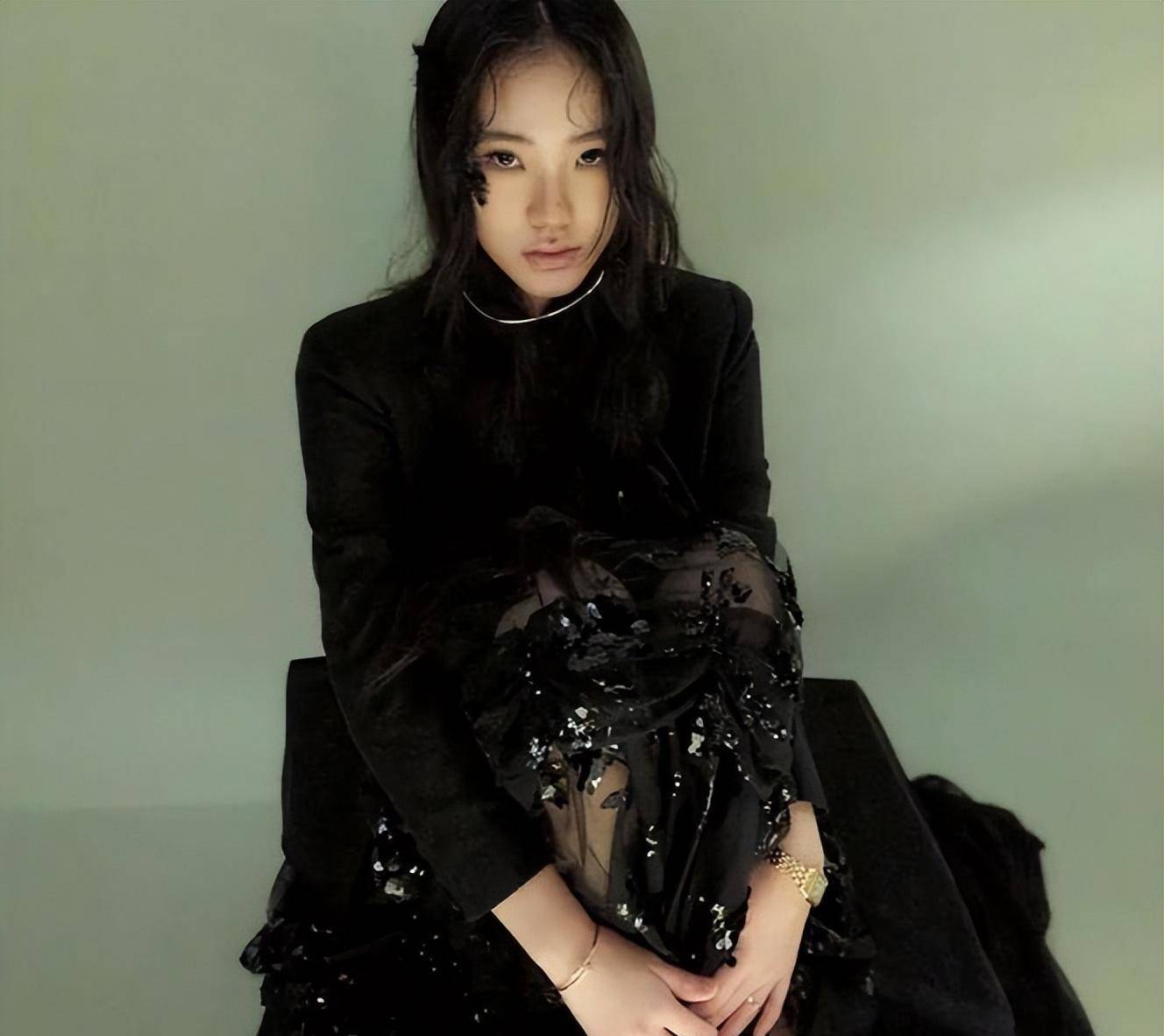 小s二女儿又拍杂志,眼神忧郁穿着成熟,不受姨妈大s事情影响汪小菲妈妈长相