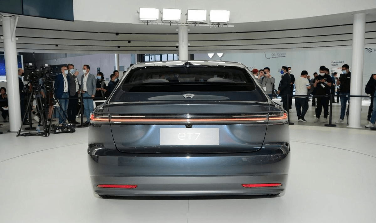 配无框电吸门，轴距达到3060毫米，蔚来ET7实车体验_搜狐汽车_搜狐网