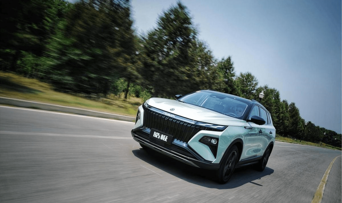 轴距为2825mm，支持GPS导航+车联网，解析东风风神皓极_搜狐汽车_搜狐网