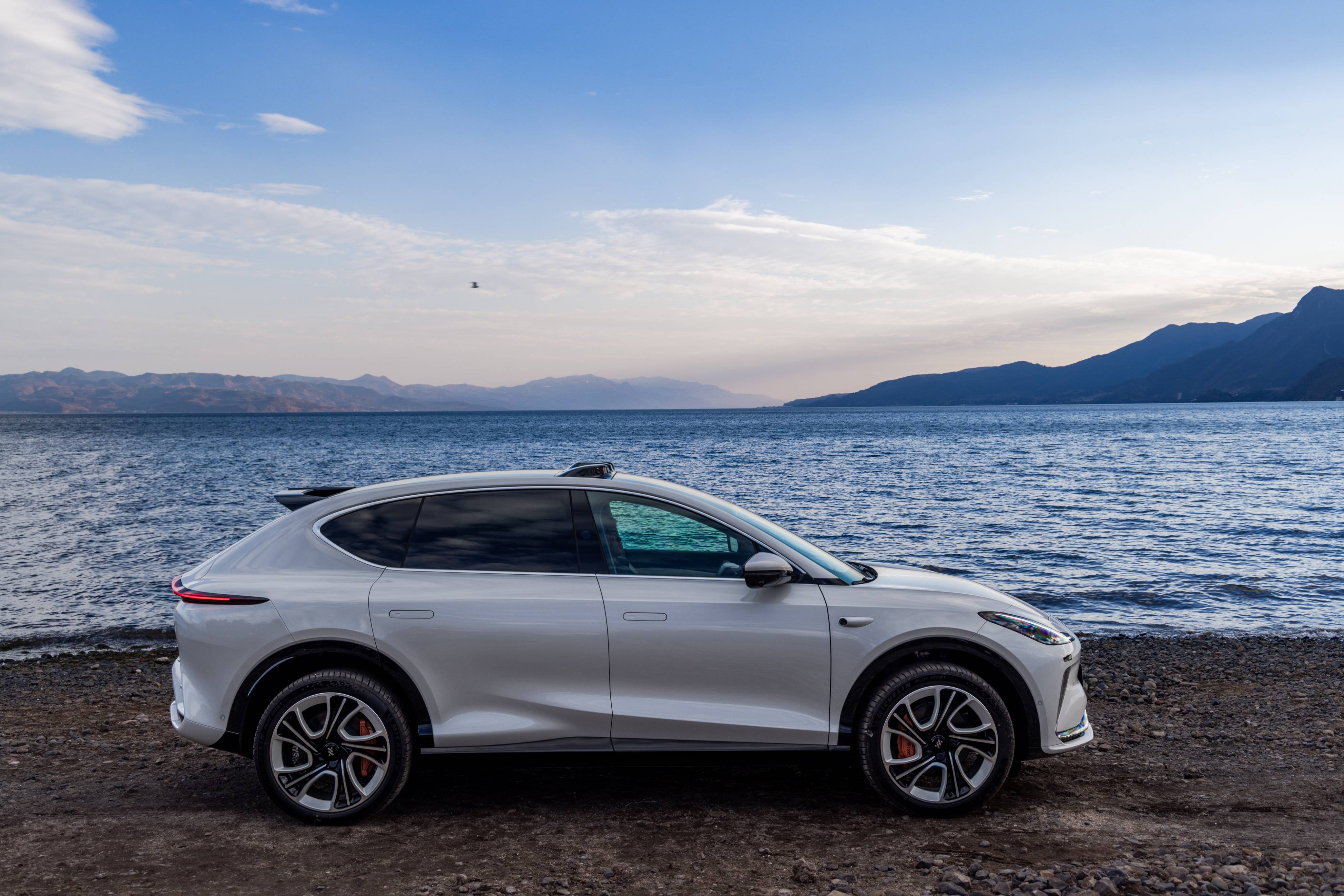 “智能纯电中大型豪华SUV”智己LS7全国上市 售价30.98万元起！_搜狐汽车_搜狐网