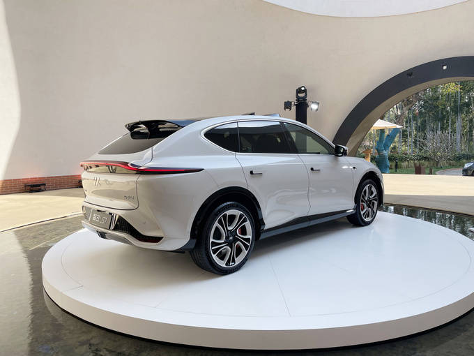 顶级硬件、巨幅沉浸屏、“真躺平座椅” 纯电豪华SUV智己LS7开卖_搜狐汽车_搜狐网