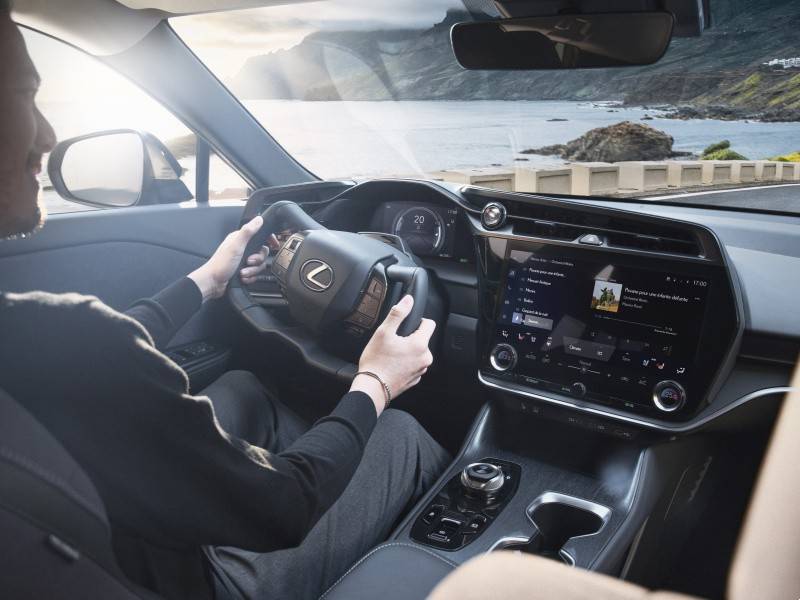 高价低配！雷克萨斯RZ上市，36.99万起售，最高续航仅520km_搜狐汽车_搜狐网