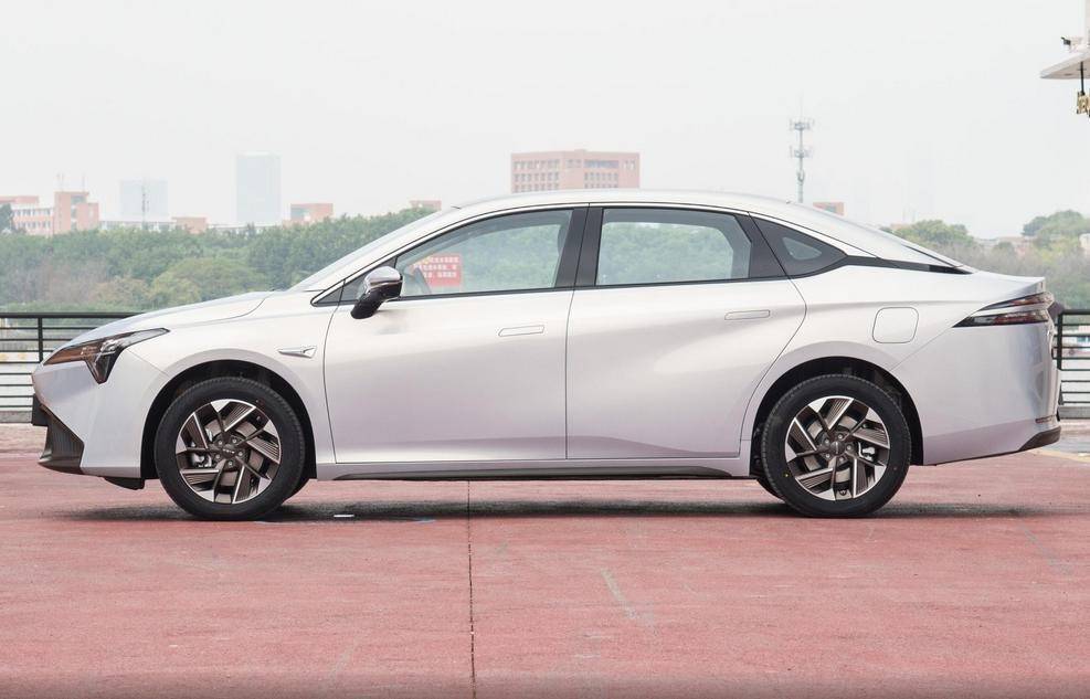 热门纯电家轿PK，AION S PLUS对阵小鹏P5，到底谁更值？_搜狐汽车_搜狐网