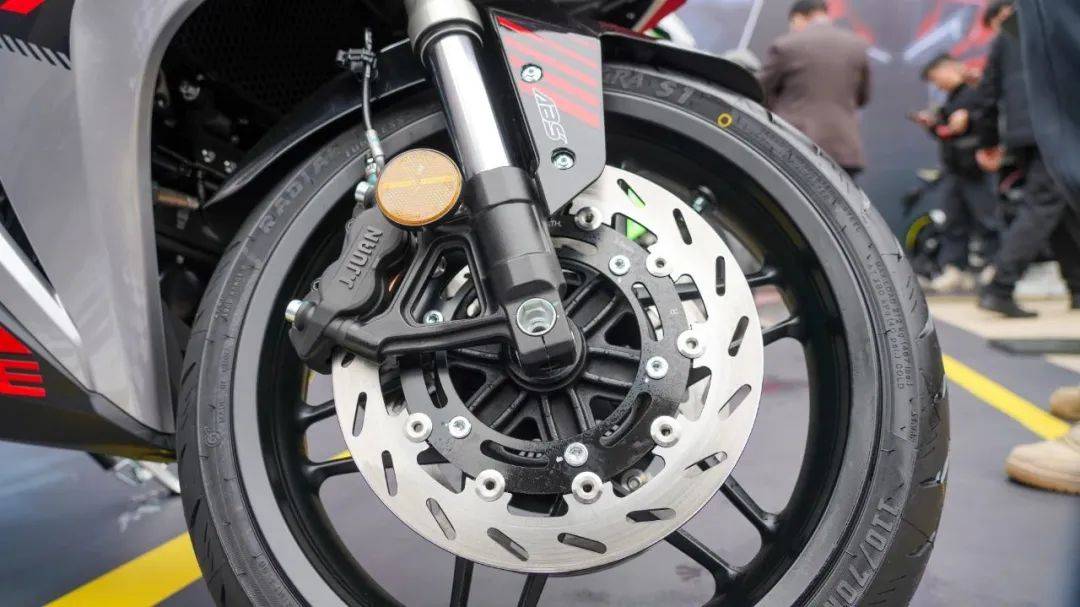 31980元的赛科龙RC401赛道版多项硬核升级，对标竞品有何优劣？_搜狐汽车_搜狐网