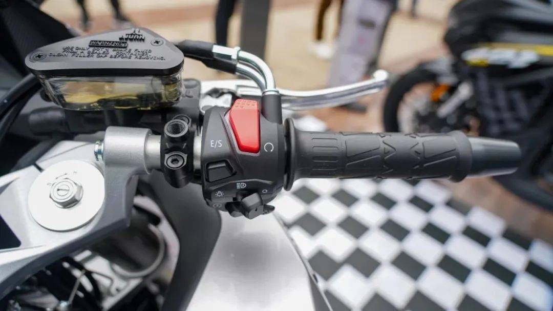 31980元的赛科龙RC401赛道版多项硬核升级，对标竞品有何优劣？_搜狐汽车_搜狐网