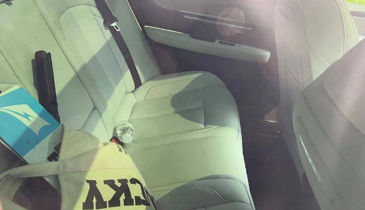 新款小鹏P7现身，墨绿涂装更运动，白色内饰更高级，续航700km？_搜狐汽车_搜狐网