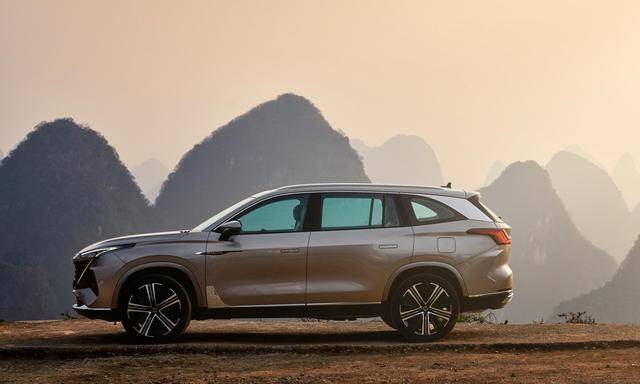 实拍荣威RX9：搭2.0T+9AT！内置47英寸联屏，汉兰达太小了？_搜狐汽车_搜狐网