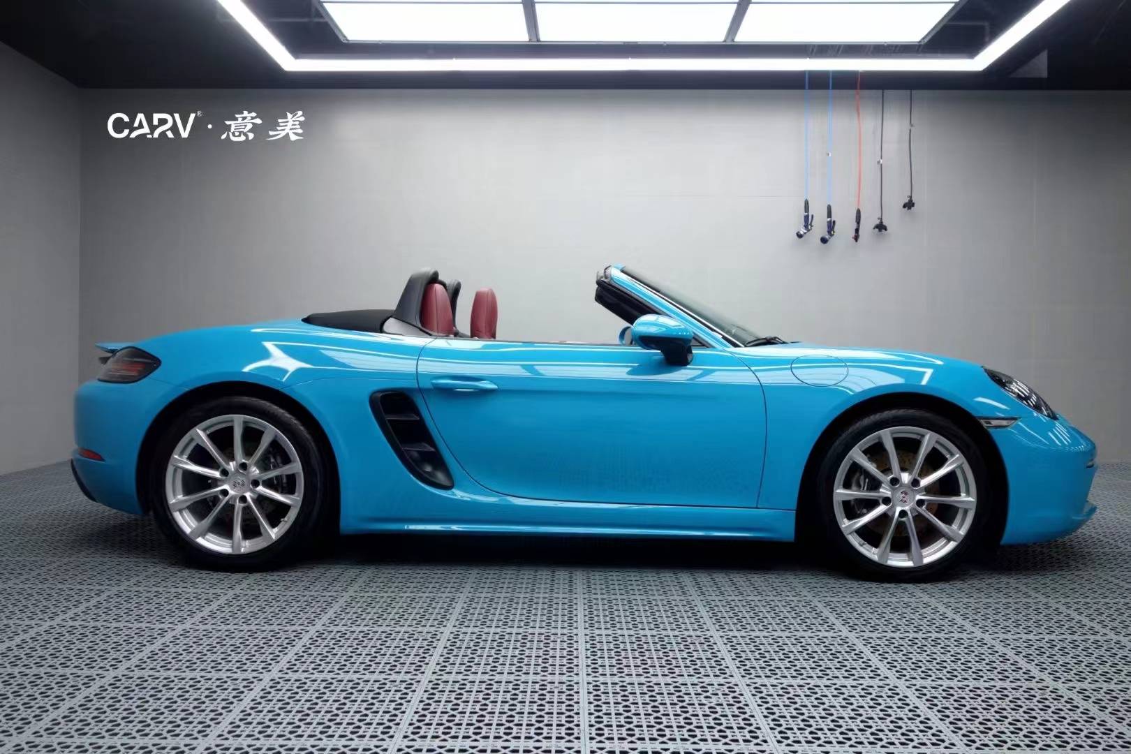 保时捷718卡孚改色膜白金迈阿密蓝，陷进浪漫动人的梦境_搜狐汽车_搜狐网