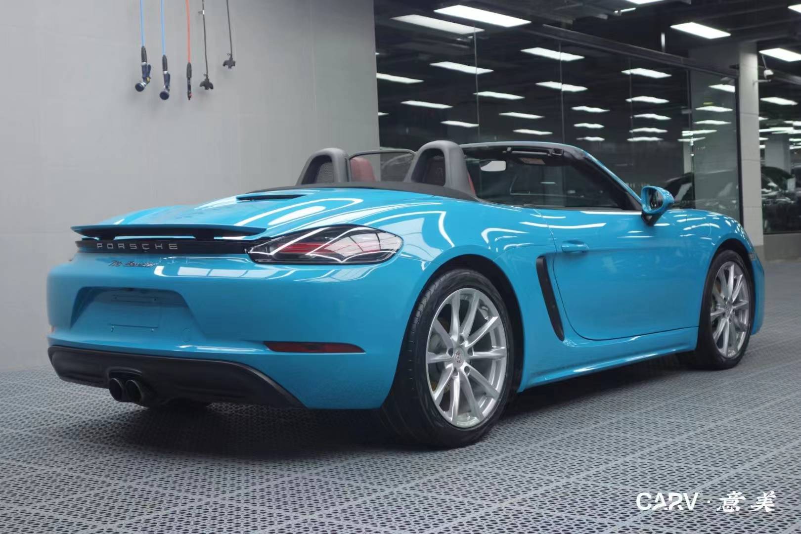 保时捷718卡孚改色膜白金迈阿密蓝，陷进浪漫动人的梦境_搜狐汽车_搜狐网
