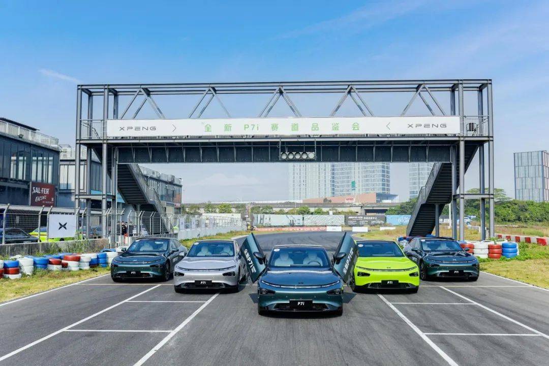只是更智能？小鹏P7i直接下赛道给你看_搜狐汽车_搜狐网