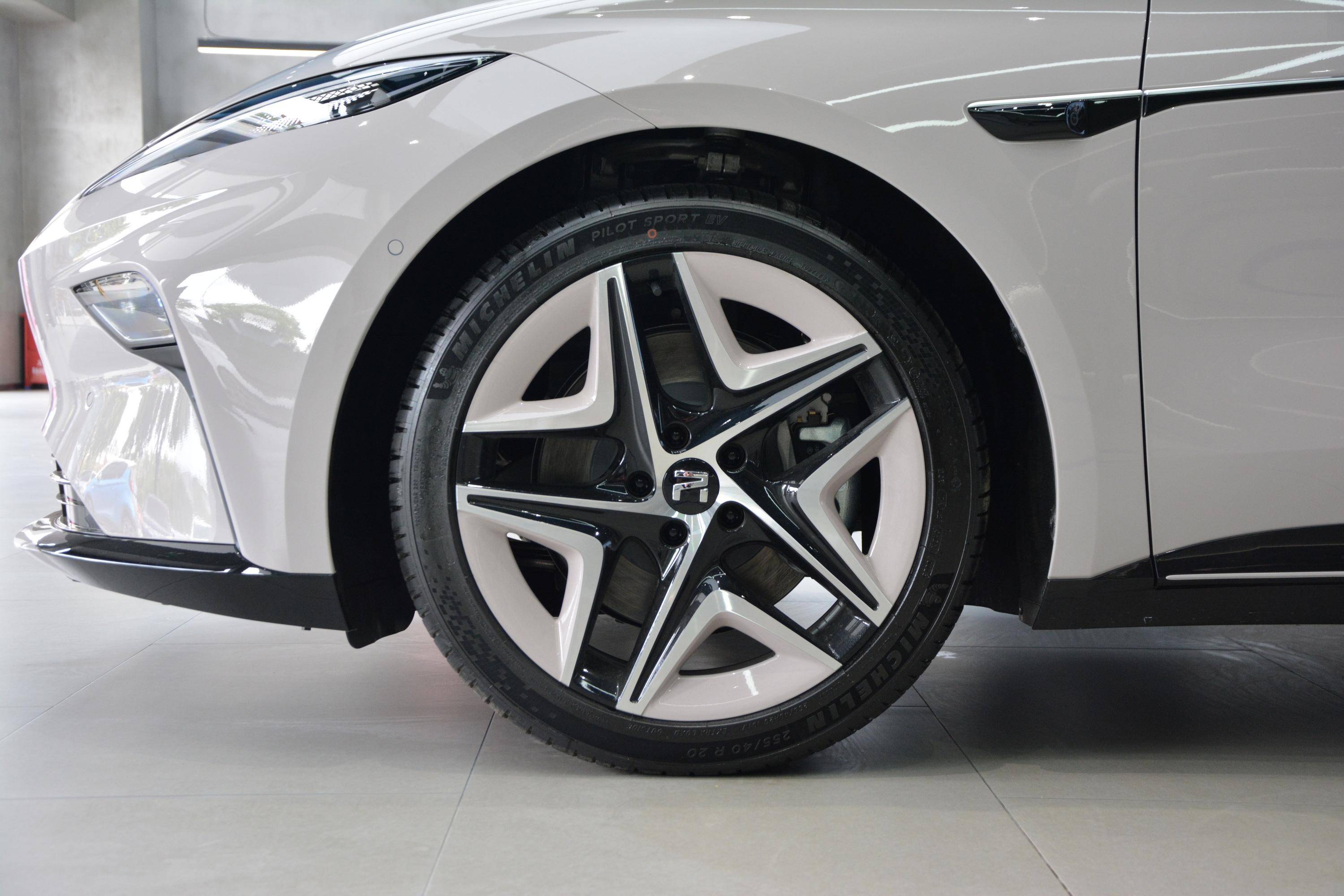 蔚来ET7同级 预售28万起 飞凡F7到店实拍_搜狐汽车_搜狐网