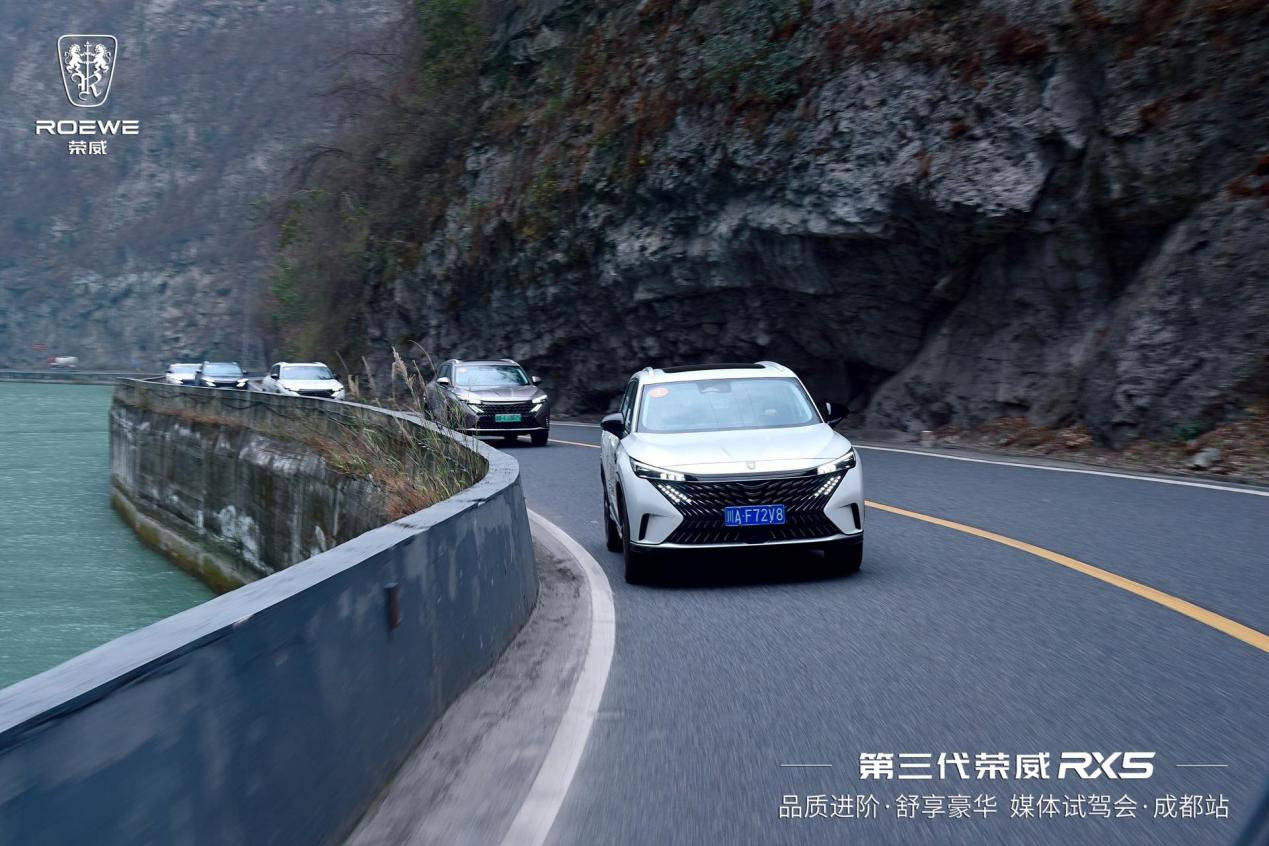 试驾第三代荣威RX5，“12万豪华平替”并非浪得虚名_搜狐汽车_搜狐网