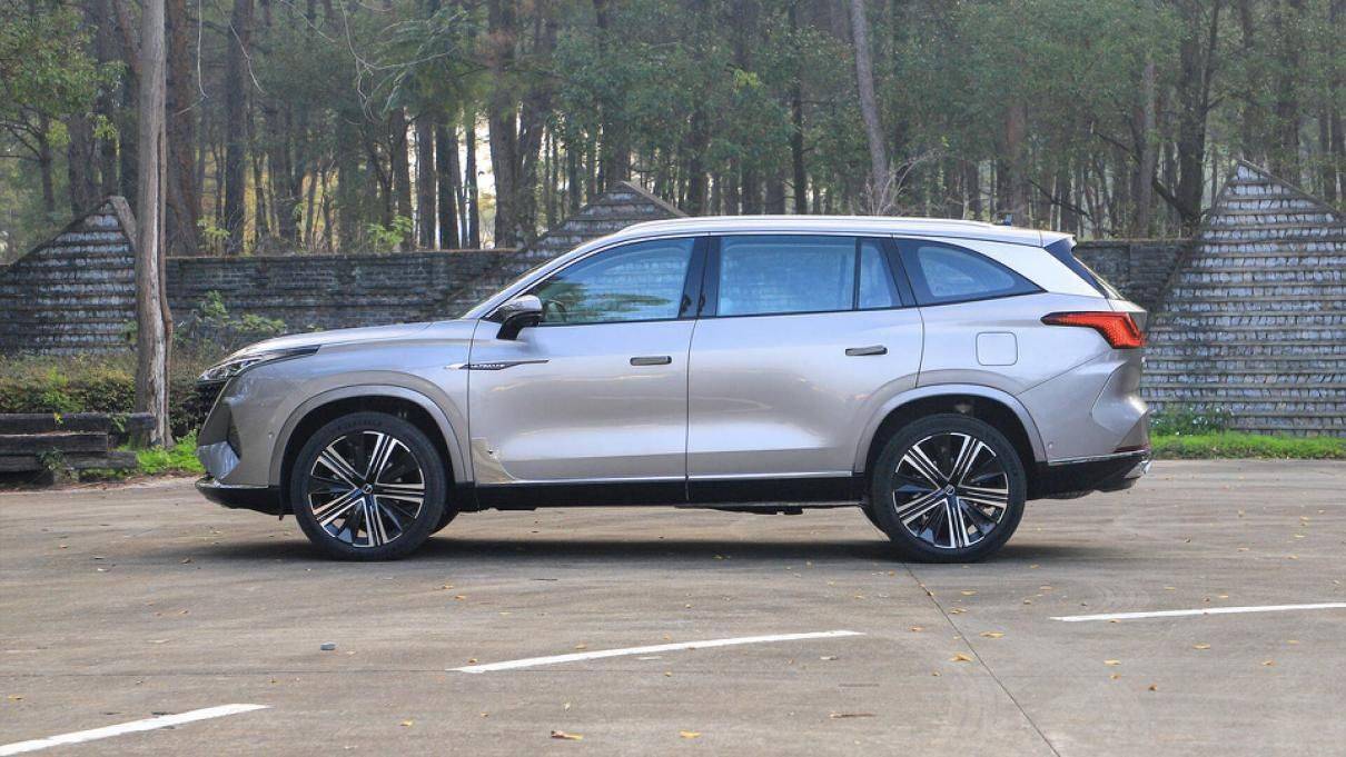 标配47英寸屏幕的6座SUV！荣威RX9你会怎么选？_搜狐汽车_搜狐网