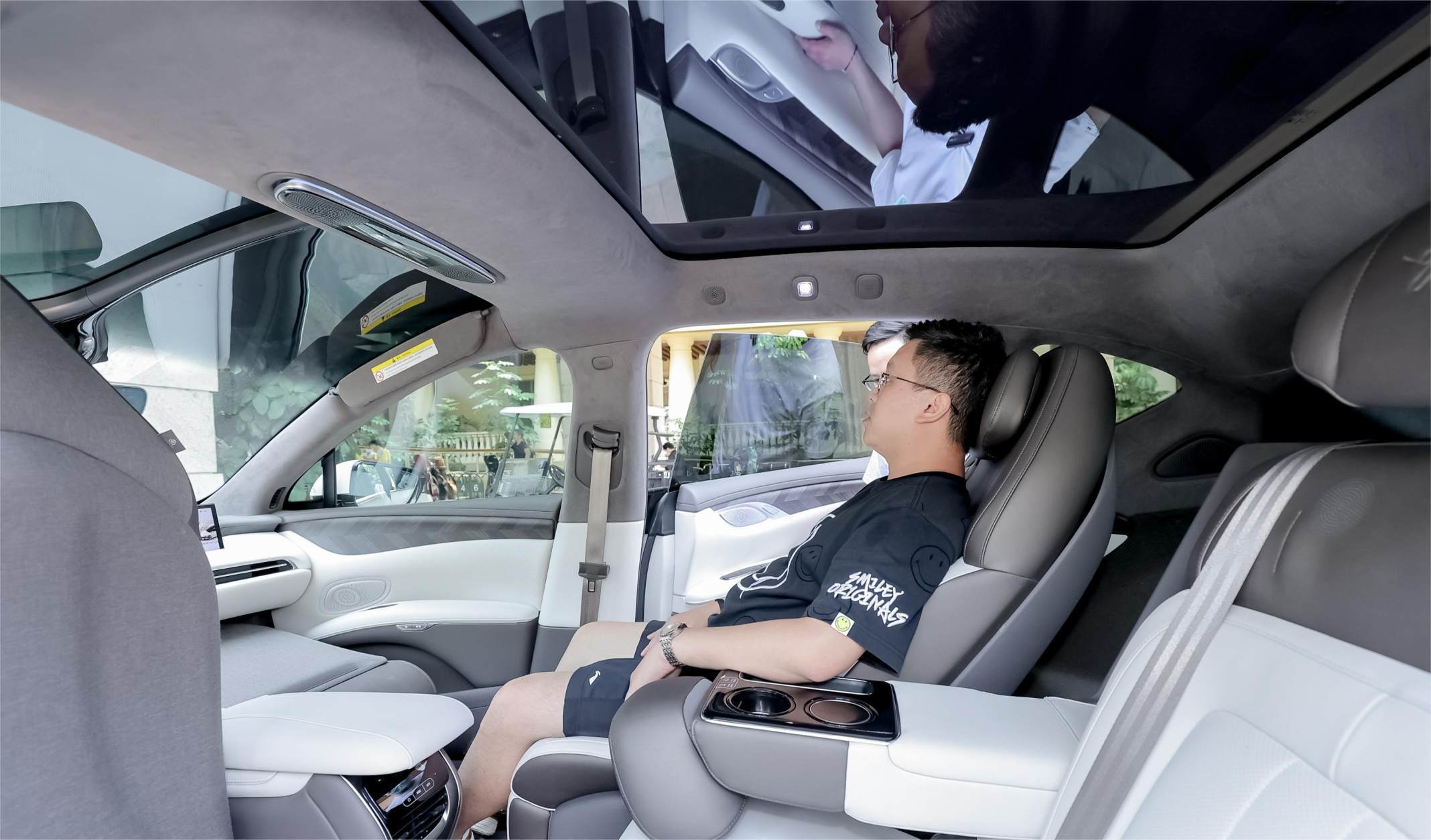 配置拉满，新能源卷王，试驾智己LS7搭载多项黑科技_搜狐汽车_搜狐网