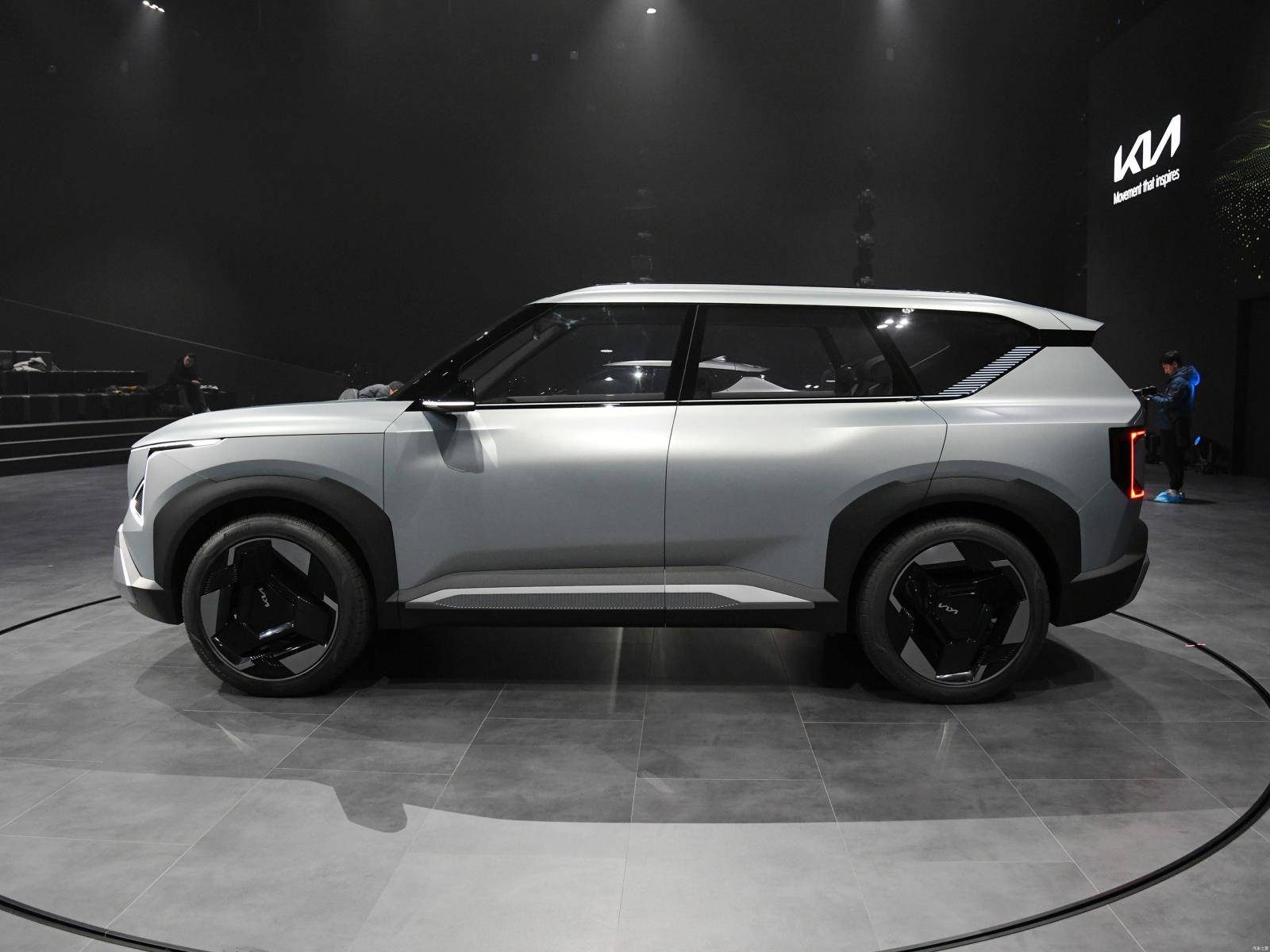 起亚EV5概念车首发亮相 续航超700km/量产版或将于今年11月推出_搜狐汽车_搜狐网
