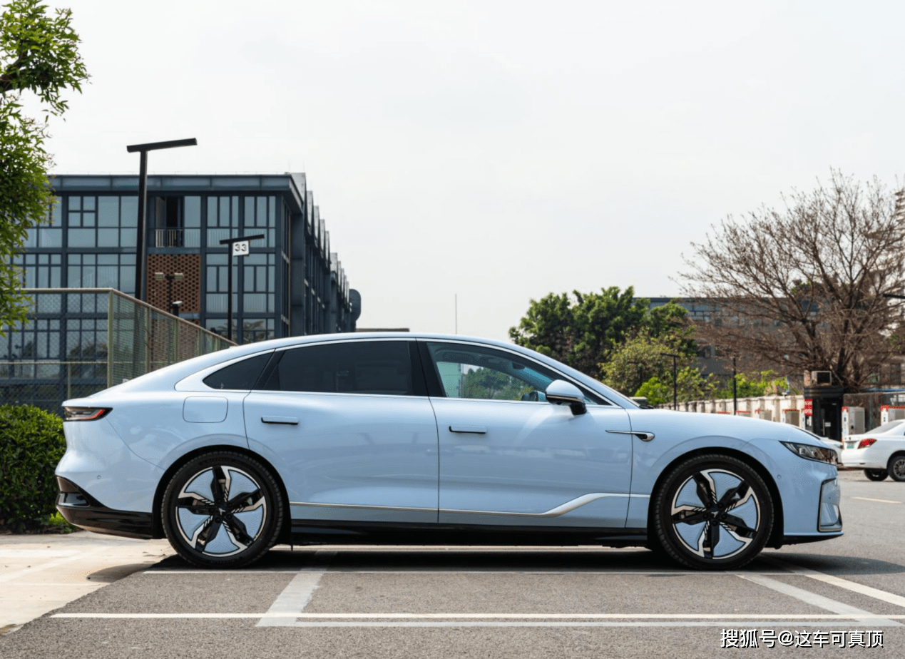 与ET7同是C级豪车，驾控表现更好，32.29万起的岚图追光有多强？_搜狐汽车_搜狐网