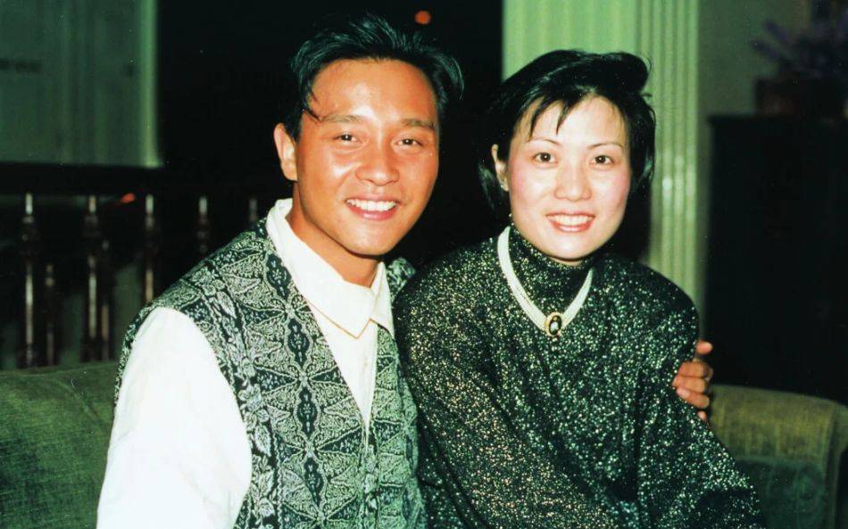 张国荣纪念演唱会！梁朝伟强颜欢笑，黎明哀伤，袁咏仪眼圈红红 - 娱乐八卦