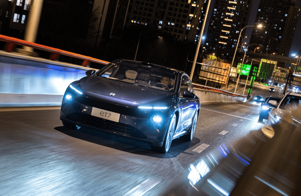 预售价32.29万起的岚图追光VS蔚来ET7，二者产品力表现如何？_搜狐汽车_搜狐网