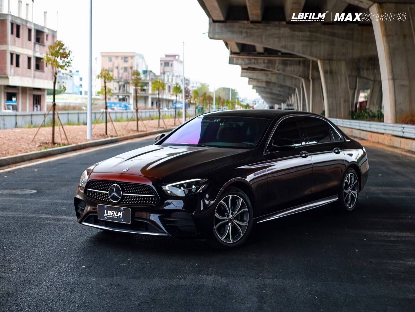 奔驰E300L-LB改色膜黑魅红，充满了魅惑气息！_搜狐汽车_搜狐网