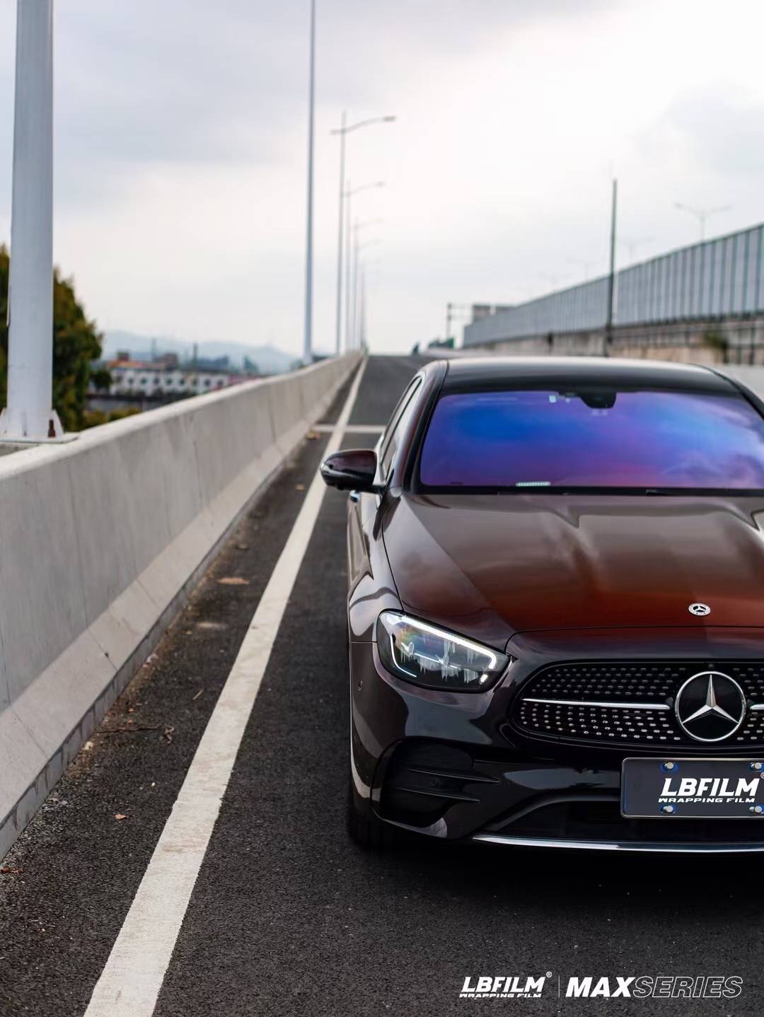 奔驰E300L-LB改色膜黑魅红，充满了魅惑气息！_搜狐汽车_搜狐网