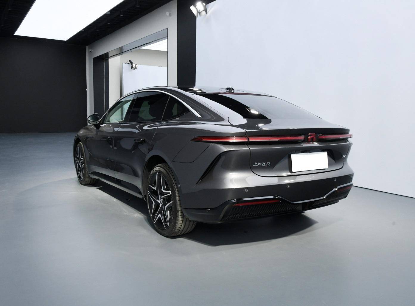 车长5米，自重超2.1吨最快3.7s破百，飞凡F7选什么配置车型好？_搜狐汽车_搜狐网