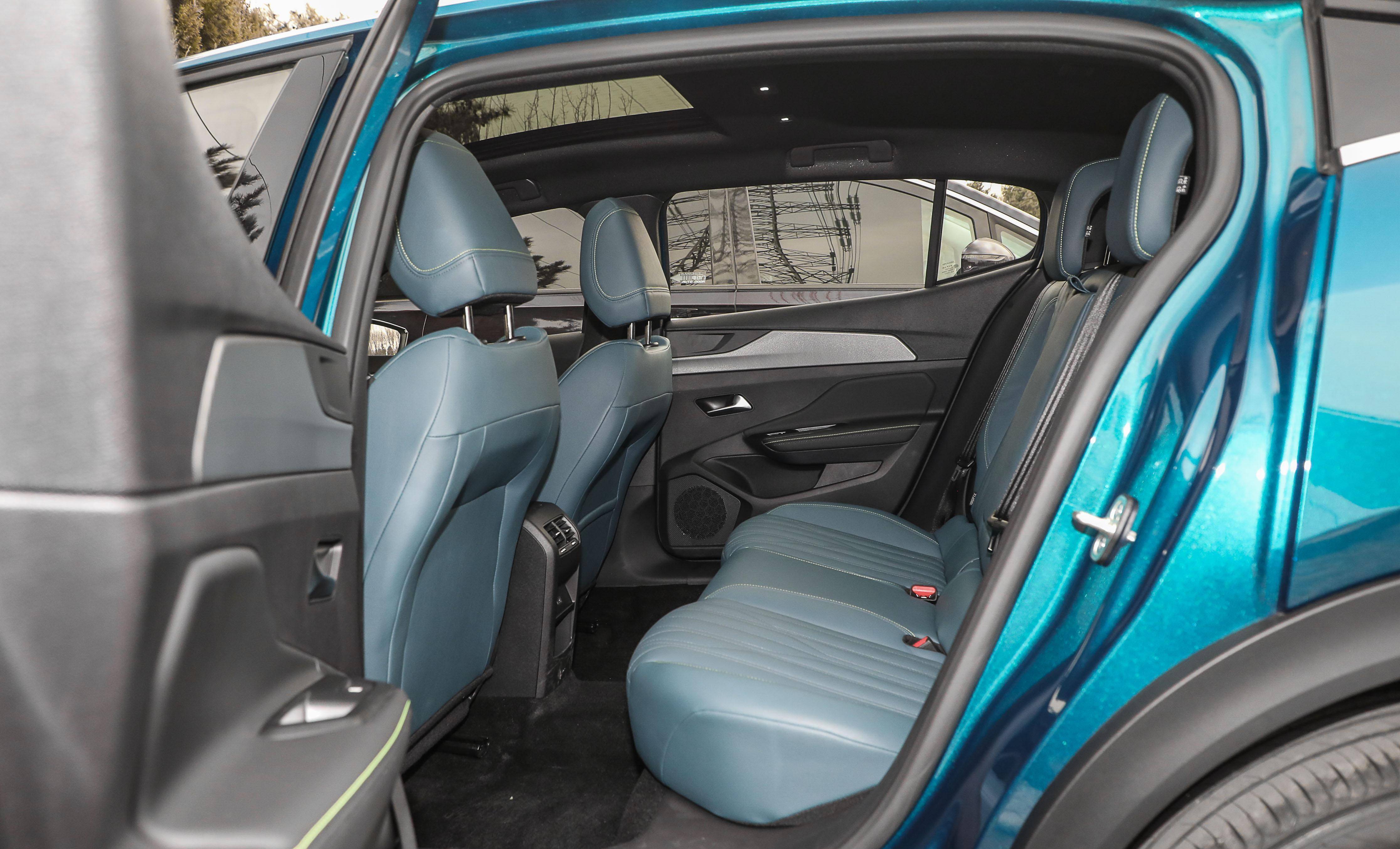 设计与实用兼顾，轴距2787mm，深度体验标致408X_搜狐汽车_搜狐网