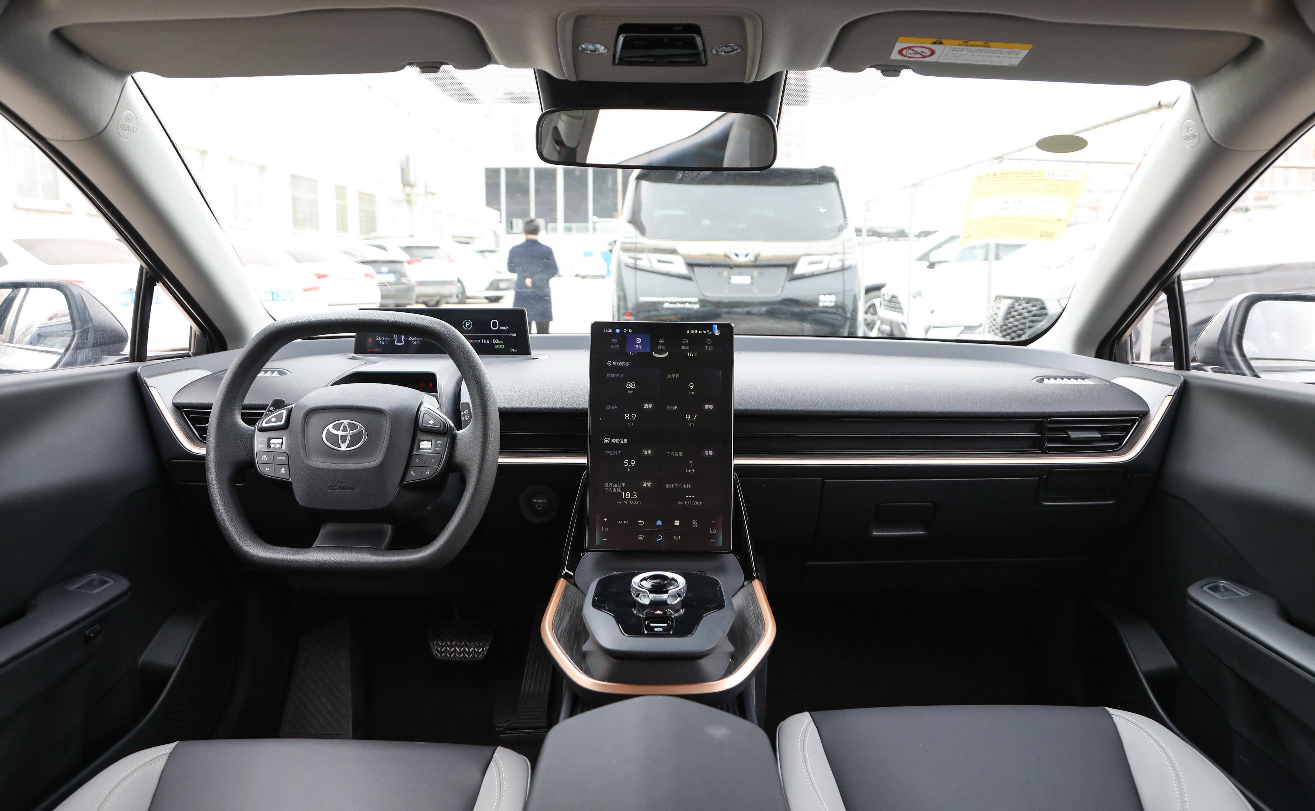 实拍丰田BZ3 长续航PRO版，轴距2880mm，指导价18.98万_搜狐汽车_搜狐网