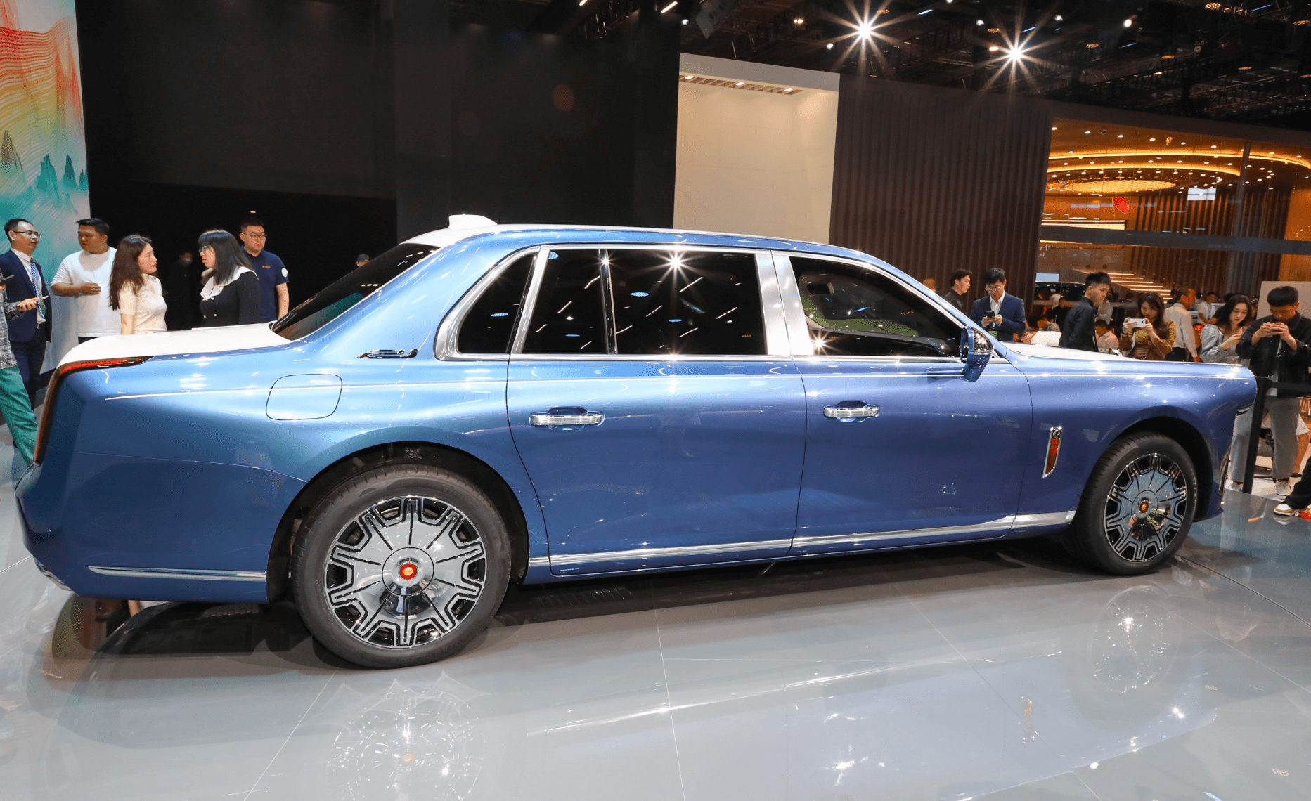 上海车展丨新一代红旗L5亮相，气场强过劳斯莱斯，换自研V8动力_搜狐汽车_搜狐网