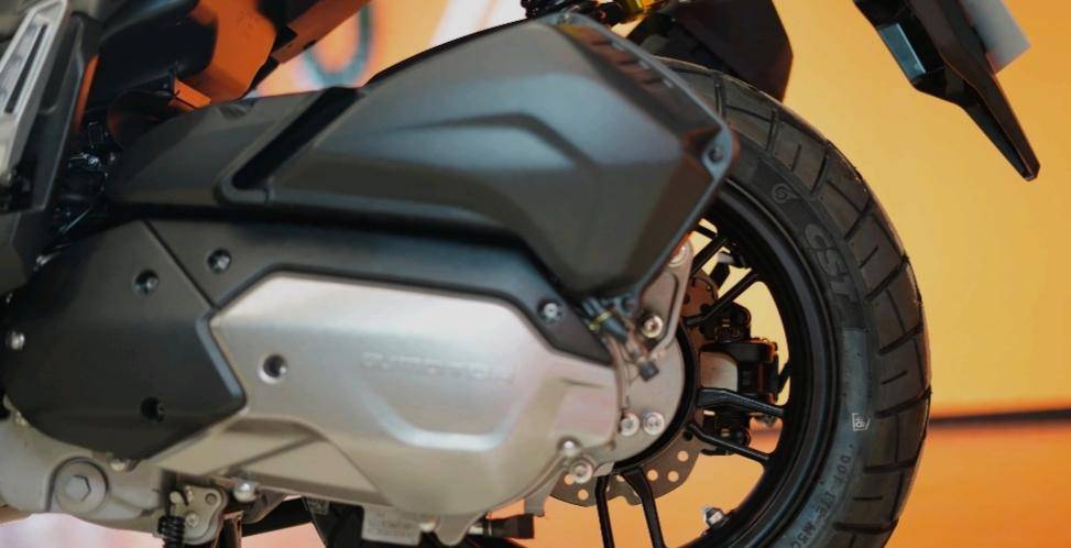 钱江QJ鸿150ADV青春版，比原来降价2千，薅去了哪些配置？_搜狐汽车_搜狐网