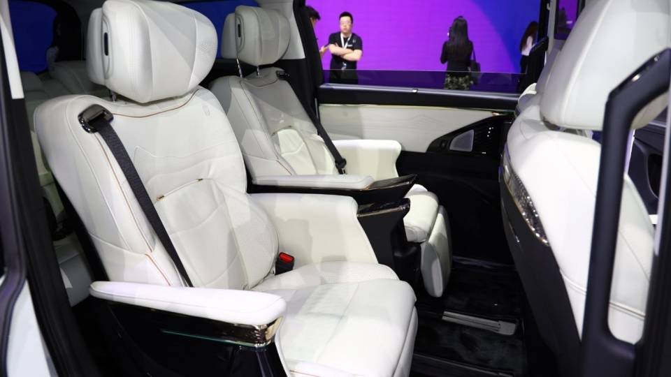 30多万买MPV，2.0T插混的传祺E9，家用选低配就足够？_搜狐汽车_搜狐网