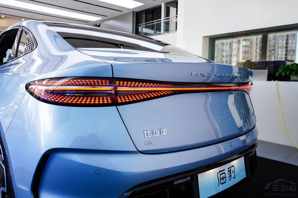 小鹏P7i升级明显，对比比亚迪海豹有胜算吗？_搜狐汽车_搜狐网