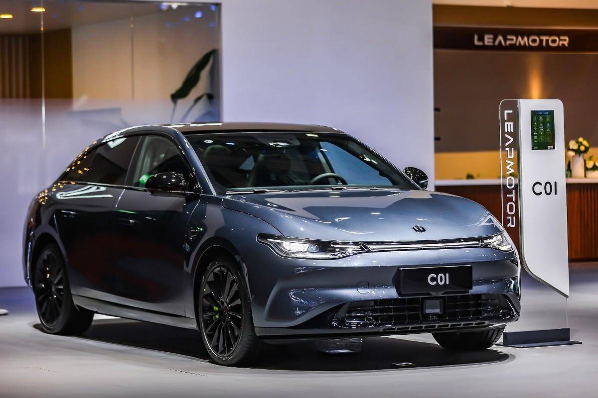 从驾乘舒适度看零跑C01与秦PLUS EV，你会怎么选？_搜狐汽车_搜狐网