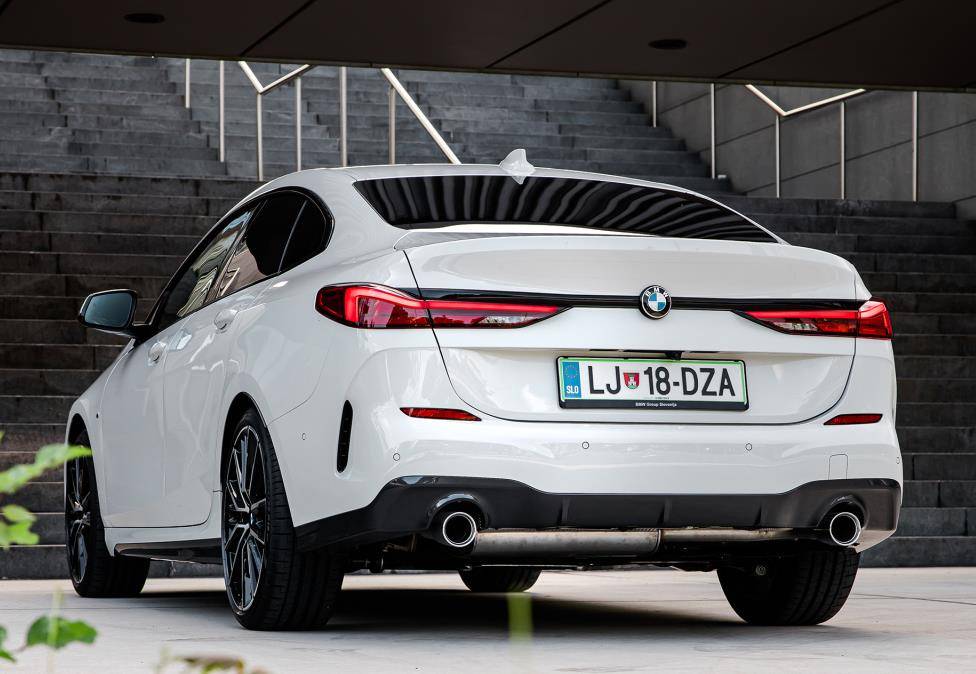 奔驰CLA再遇劲敌，搭2.0T＋8AT，比奥迪A4L好看，油耗5.8L_搜狐汽车_搜狐网