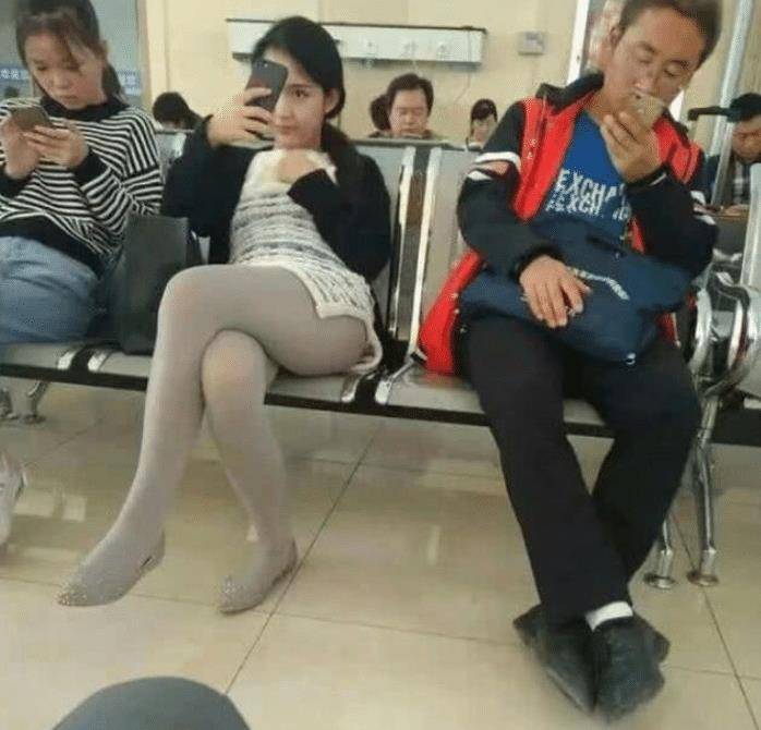 姑娘，你穿这颜色的裤子出门真任性啊，边上的大哥都不好意思看你了！ -6parkbbs.com