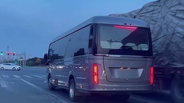 对标考斯特！红旗新车QM7曝光，最高23座＋3.0T，定多少合适？_搜狐汽车_搜狐网