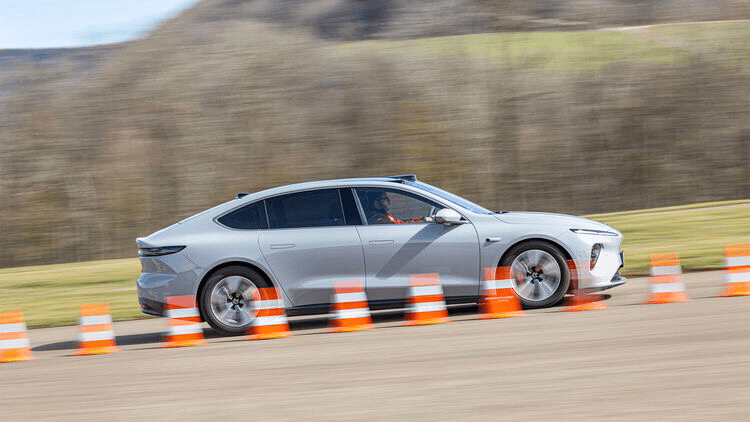 ET7硬杠Taycan GTS是吹牛还是实力？德国人评测后给出这般答案_搜狐汽车_搜狐网