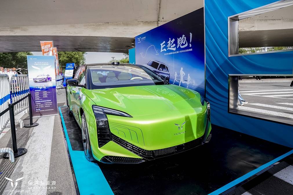 2023长春马拉松鸣枪开跑，红旗新能源携“新锐选手E001”潮酷亮相_搜狐汽车_搜狐网