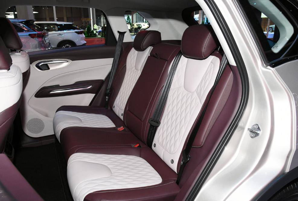 一汽下本了，车长超4米7，搭载2.0T+爱信8AT，带你看一汽奔腾T90_搜狐汽车_搜狐网