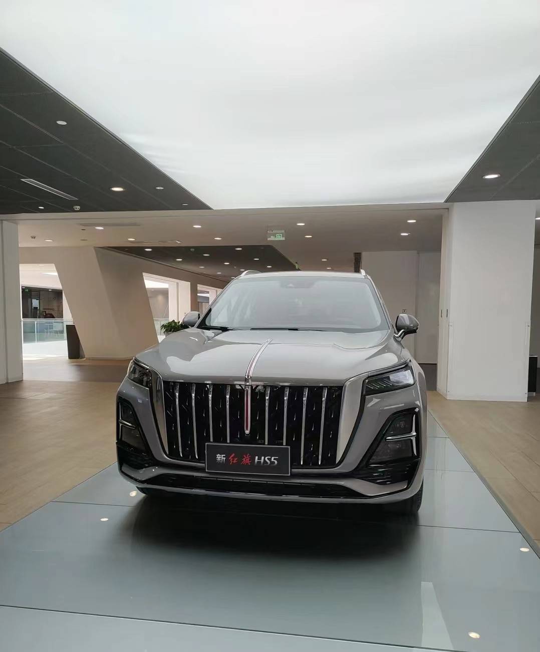 同为国产SUV，来个越级大挑战，23款星越L对比红旗HS5，有得一拼？_搜狐汽车_搜狐网