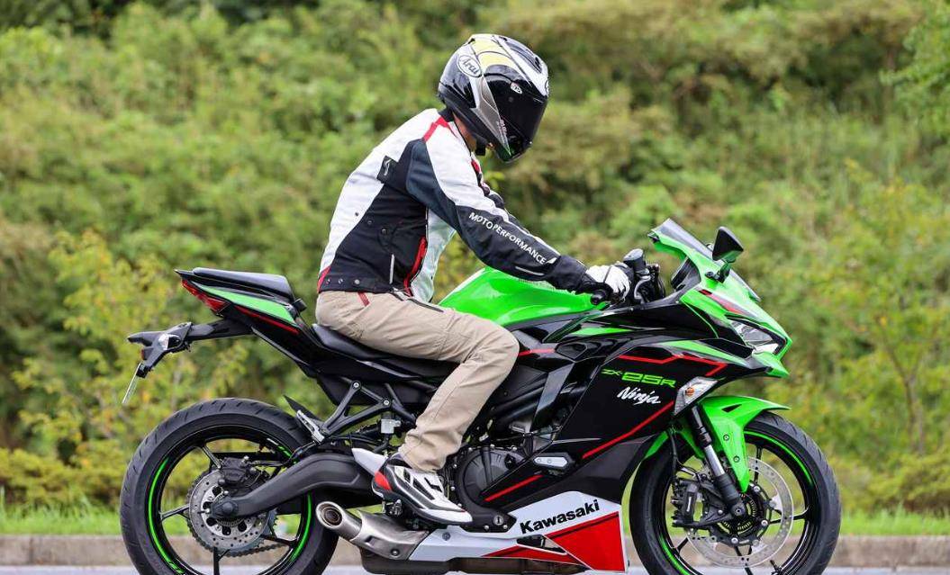 川崎Ninja ZX-4R4RR配置对比与机械层面解读_搜狐汽车_搜狐网