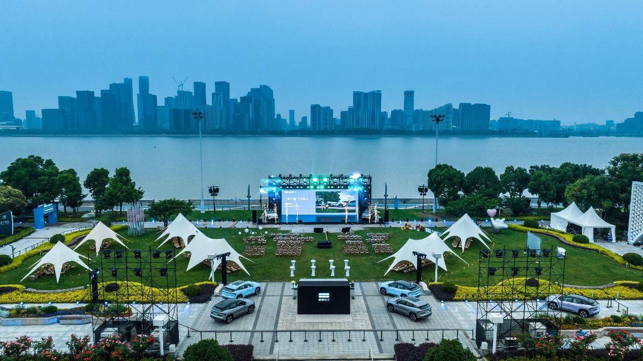 首批用户提车！吉利银河L7 人气火爆 服务标准再升级_搜狐汽车_搜狐网