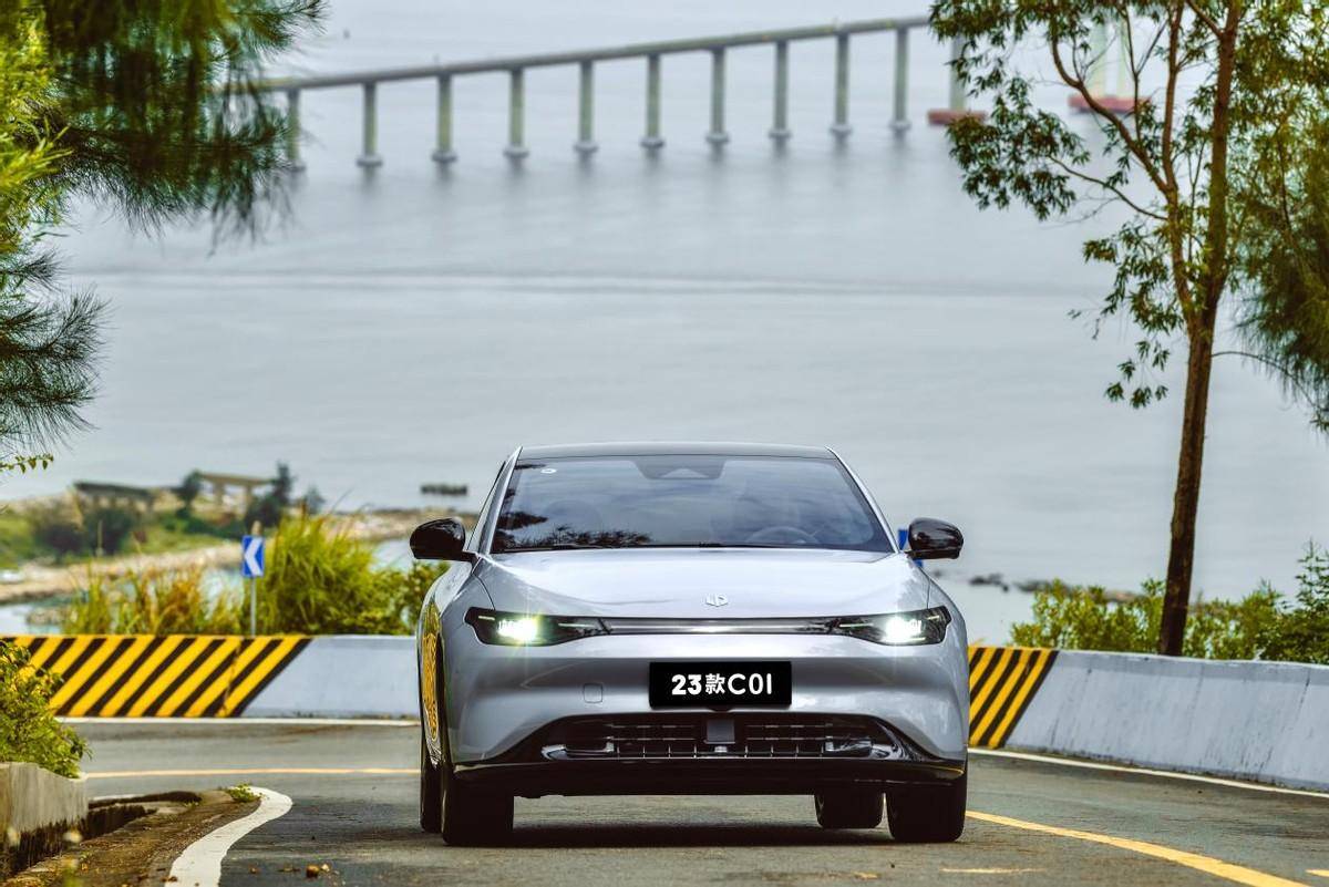 低预算也能买中大型车，零跑C01、秦、深蓝SL03怎么选？_搜狐汽车_搜狐网