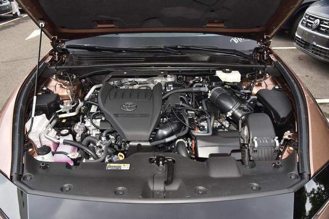 全新丰田皇冠实车亮相，车长近5米，配2.4T混合动力，档次不输A6L_搜狐汽车_搜狐网