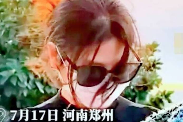 河南一女子抱6个月大婴儿爬嵩山7小时，从晚上8点爬山到凌晨3点，是挑战极限吗山顶景色山底